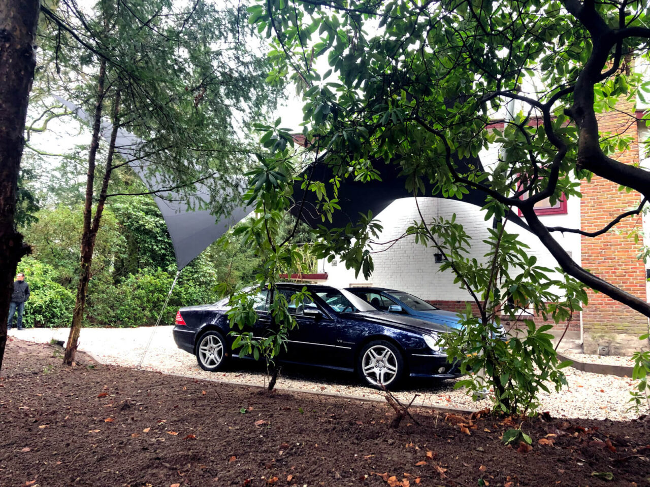 Stijlvolle overkapping ter bescherming van uw auto of oldtimer ...