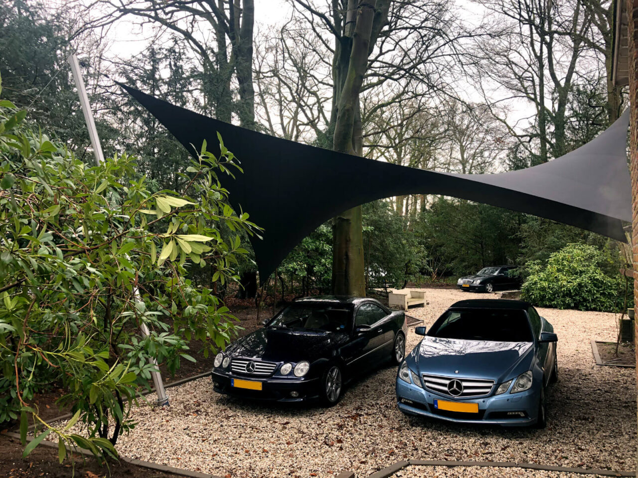 Stijlvolle overkapping ter bescherming van uw auto of oldtimer ...