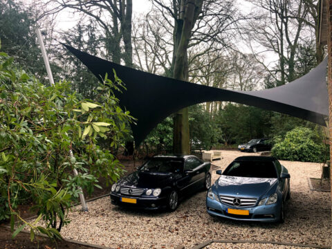 Stijlvolle overkapping ter bescherming van uw auto of oldtimer ...