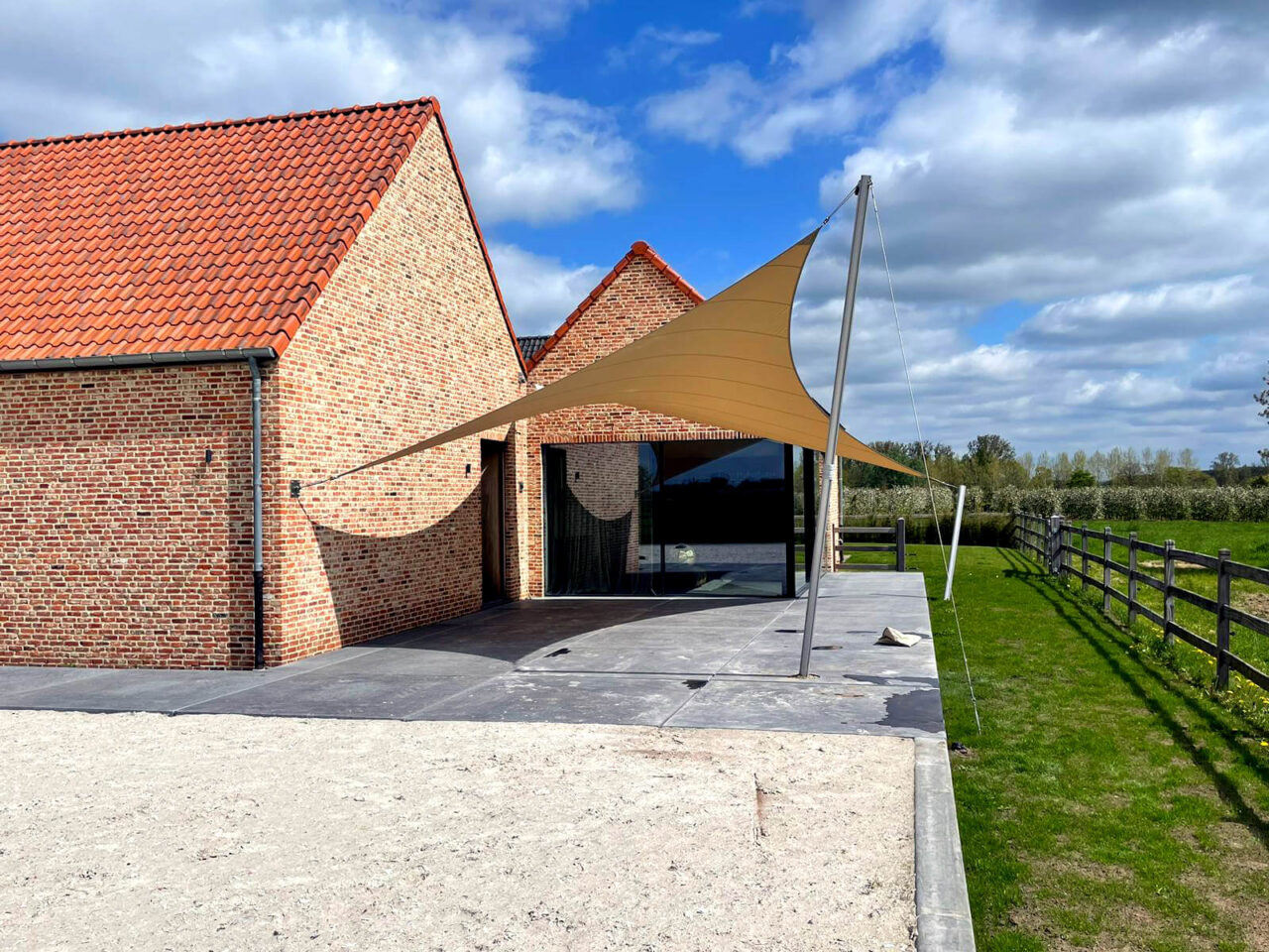 Prachtige terras membraan overkapping in Herk de Stad (BE ...