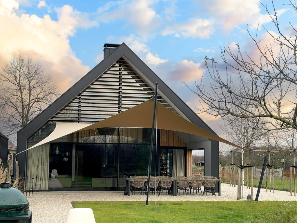 Moderne design terrasoverkapping aan een mooie loft woning in Langbroek ...